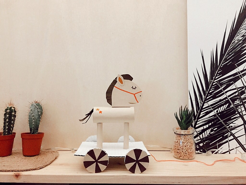 {DIY} Le cheval à tirer en carton!